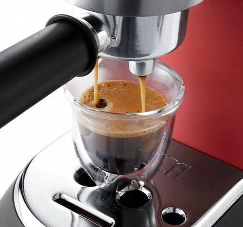 Кофеварка рожковая Delonghi EC685.R 1350Вт красный