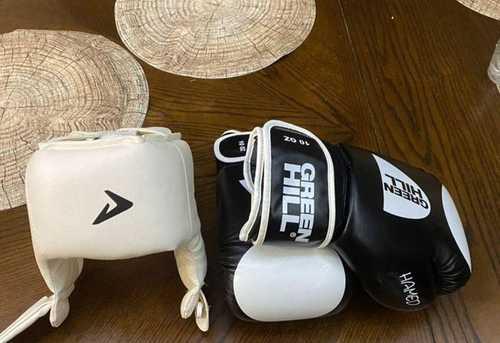 Боксерский шлем и перчатки