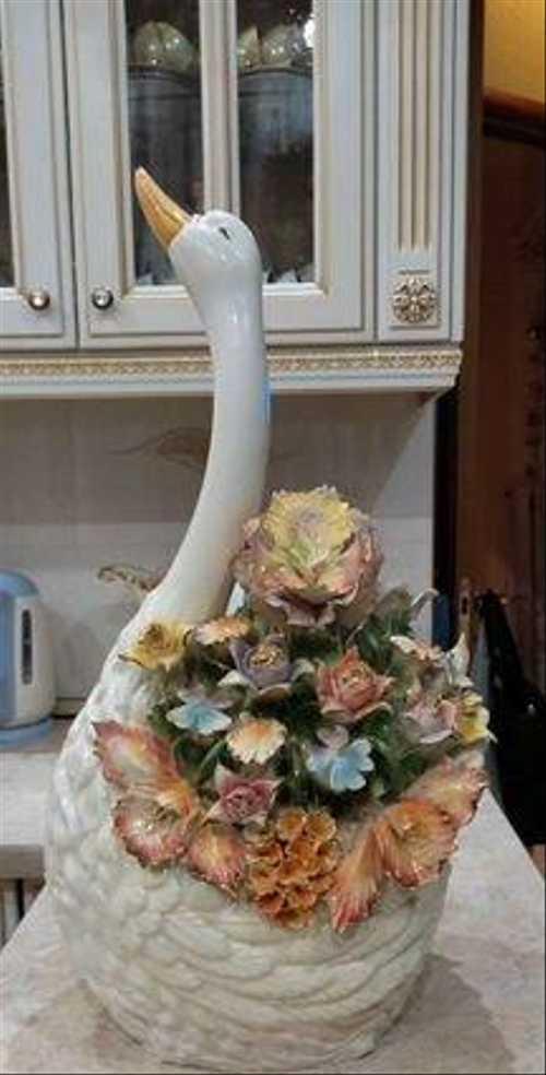 Фарфоровая статуэтка "Лебедь с цветами"