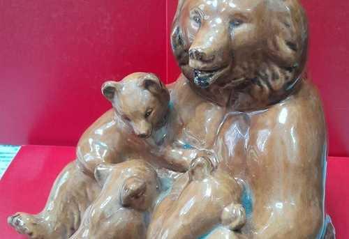 Статуэтка "Медведица с медвежатами" Гжель. 1960-е