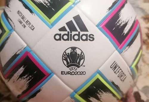 Футбольный мяч adidas с автографами футболистов