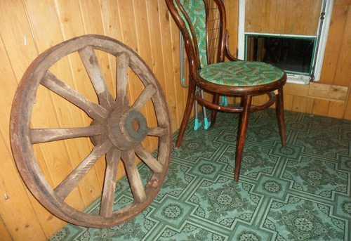 Старинное тележное колесо