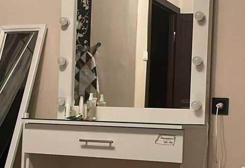 Туалетный столик с зеркалом и подсветкой собранный
