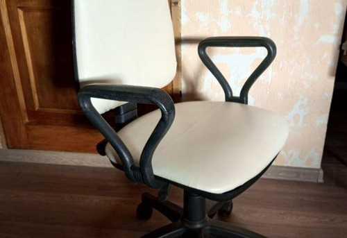 Компьютерное кресло (белый кожзам)