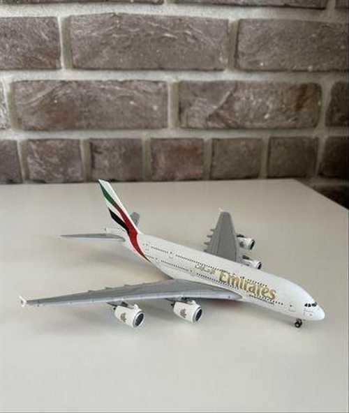 Модель самолета Airbus A380 Emirates 1/400