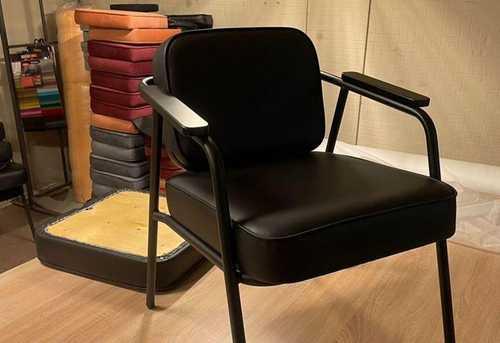 Стул-кресло мягкий с подлокотниками гостиный лофт