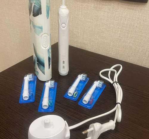 Электрическая зубная щетка Oral B Pro 1 750