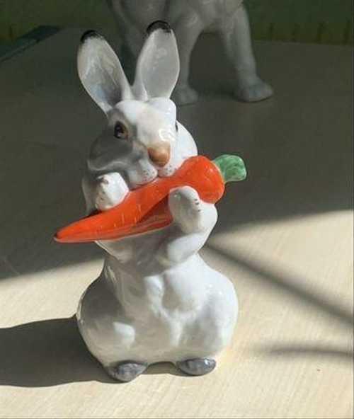 Фарфоровая статуэтка «заяц с морковкой»
