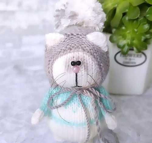 Кот в ажурном свитере