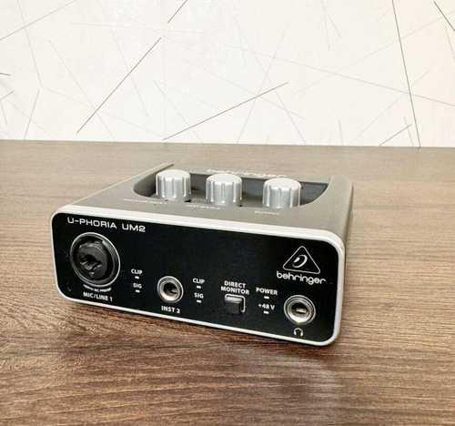 Звуковая карта behringer um2