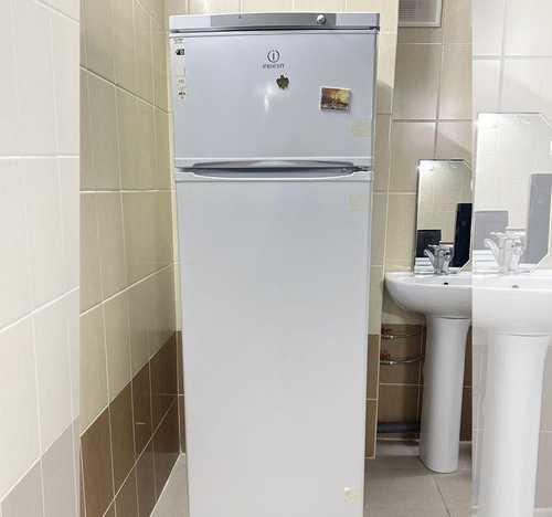 Холодильник Indesit st167.028