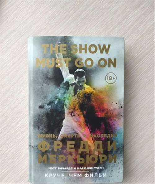 Книга "The show must go on" + значок