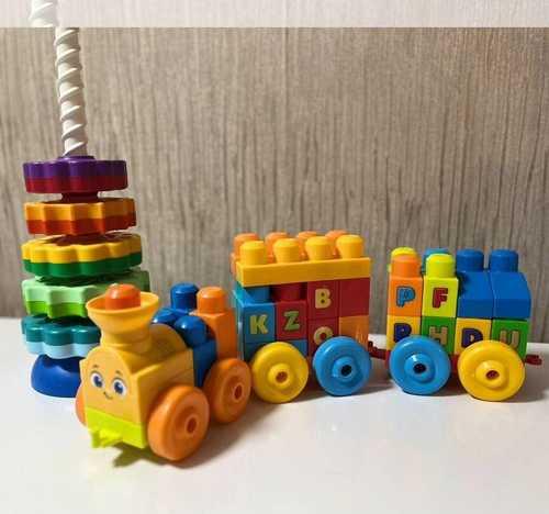 Игрушки поезд конструктор Duplo и пирамидка шестер