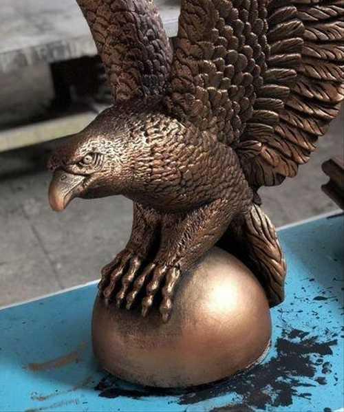 Скульптура Орла на полушаре