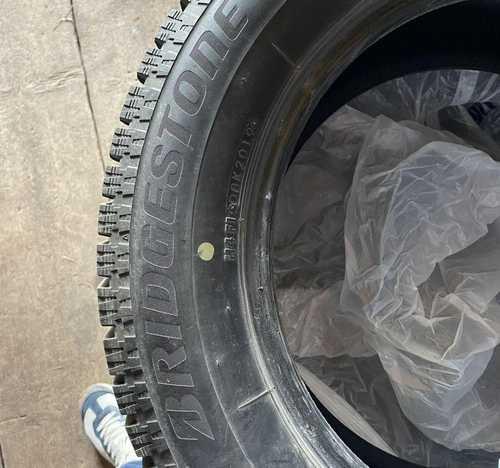 Bridgestone Blizzak Spike-02 215/60 R16