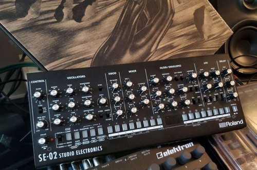 Roland SE-02 аналоговый синтезатор