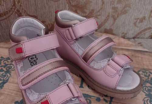 Кожаные сандалии для девочки новые