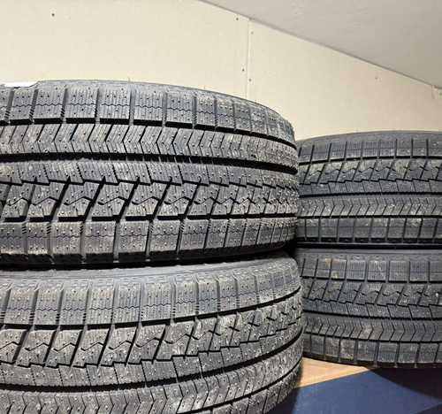 Bridgestone Blizzak VRX 215/50 R17