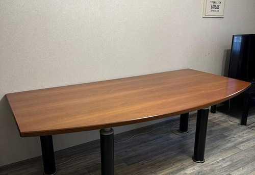 Большой деревянный стол