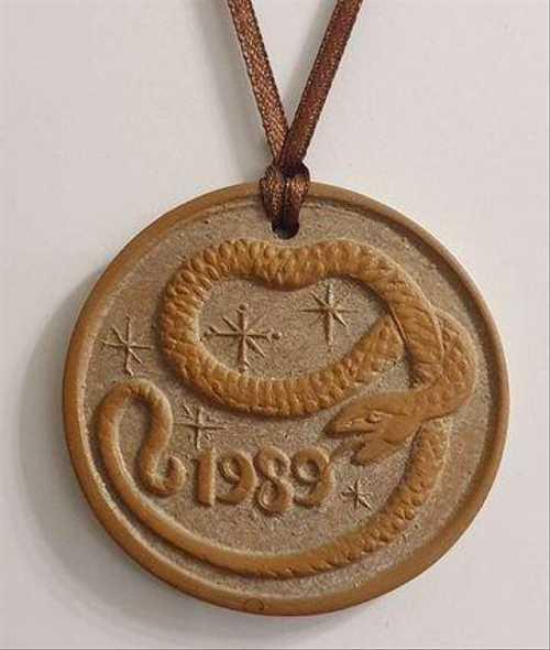 Винтажный медальон керамика год Змеи 1989, Латвия