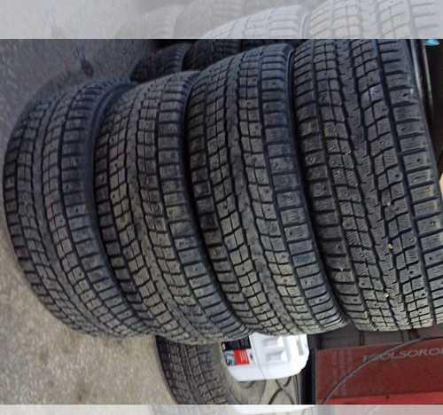 Dunlop SP Winter Ice 01 215/65 R16 102T