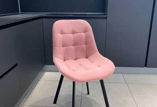 Розовый стул на прямоугольных ножках