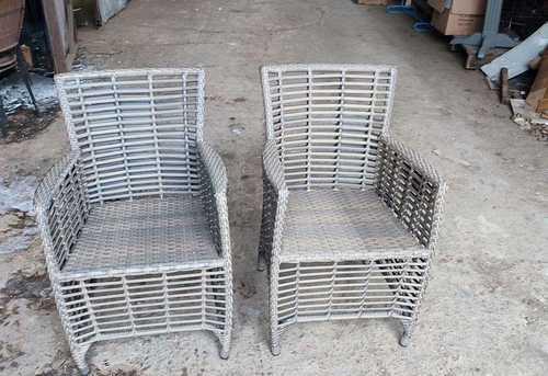 Комплект из 2х стульев с подлокотниками из ротанга