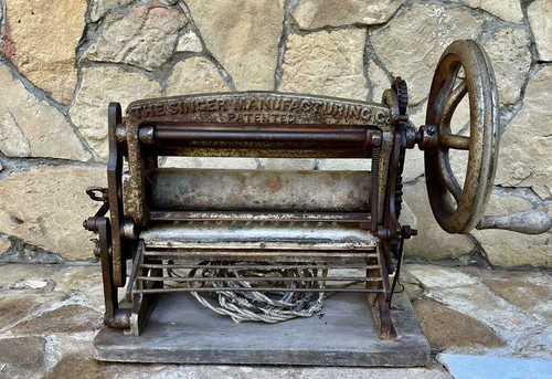 Старинный аппарат Зингер