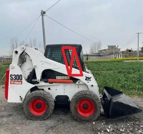 Стекло боковое для мини-погрузчика Bobcat S130/150