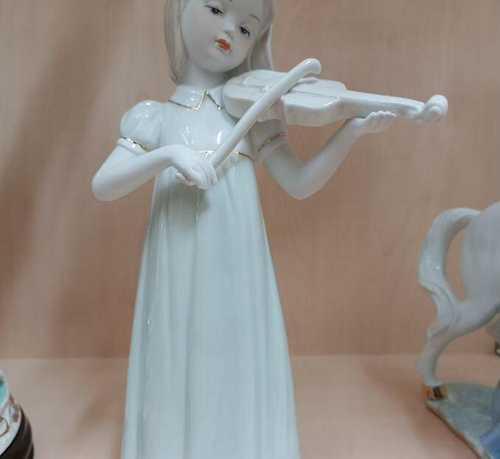 Новая статуэтка из фарфора Юная скрипачка