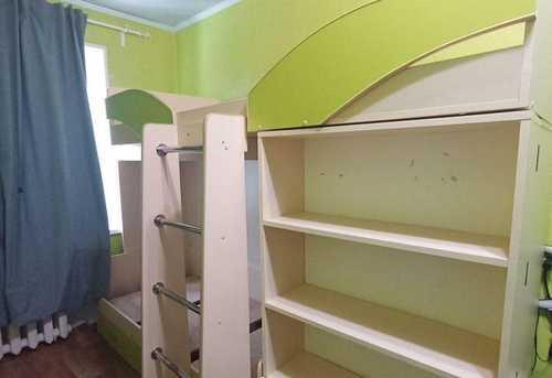 Двухъярусная кровать с полками и шкафом для детей