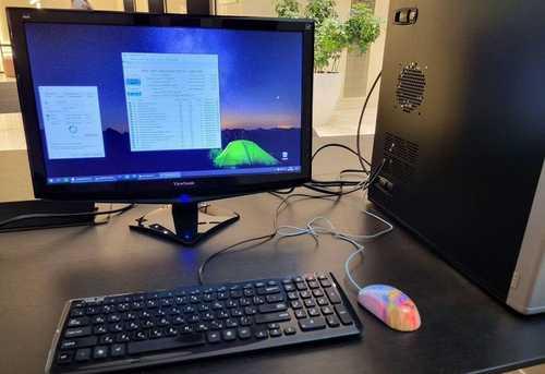 Компьютерный блок с монитором и клавиатурой