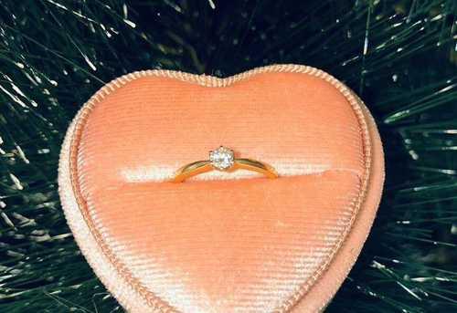 Золотое кольцо с бриллиантом помолвочное