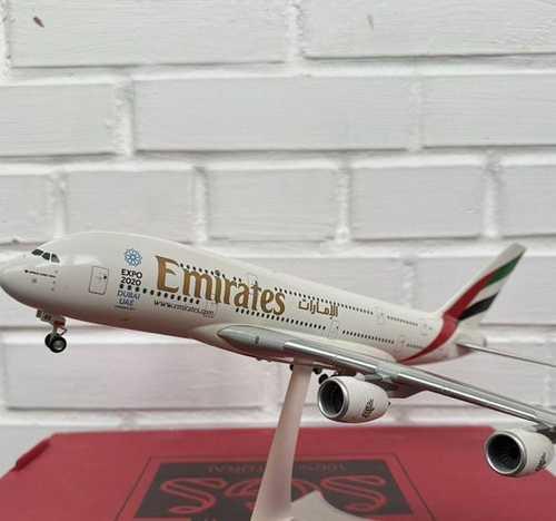 Модель самолета Emirates Airbus A380-800