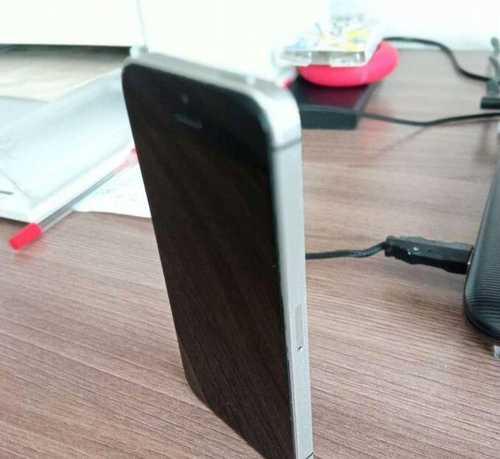 Телефон iPhone SE 2016 не рабочий, на запчасти