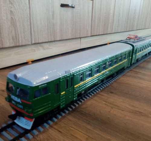 Модель электропоезда эр2 в масштабе 1-32
