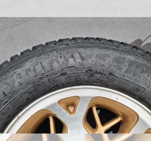 Goodyear Ultragrip Ice Arctic 235/70 R16