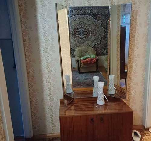 Трельяж,холодильник,диван,шкаф,ковры