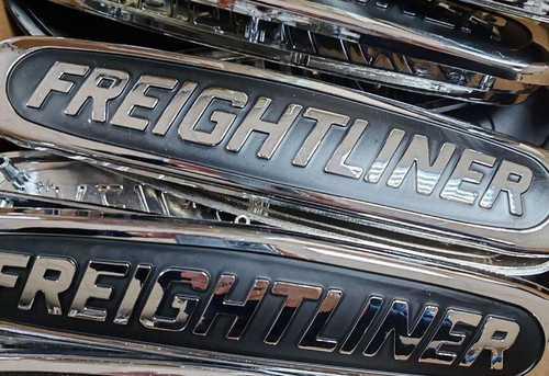 Эмблема Freightliner на решётку радиатора