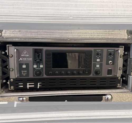 Behringer x32 rack