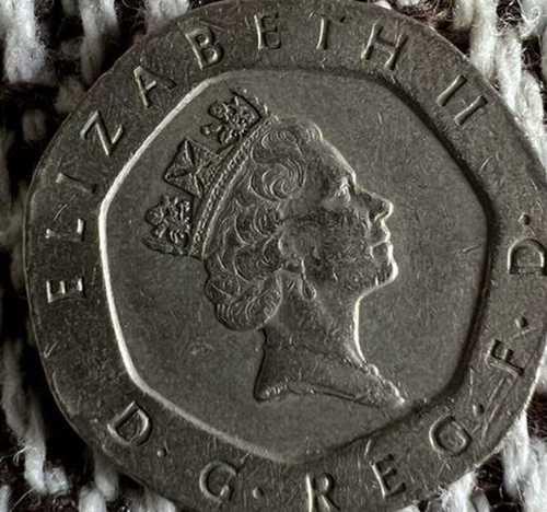 Монета 20 английских пенни с Елизаветой. 1993 год