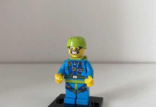 Минифигурка Lego Парашютист (10 серия)