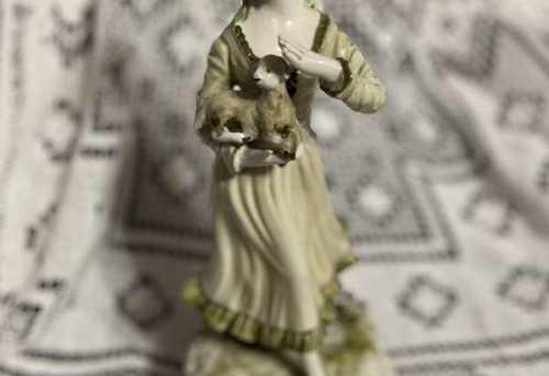 Статуэтка Capodimonte Девушка-пастушка, винтаж