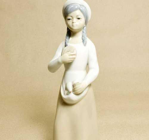 Фарфоровая статуэтка Девушка с хлебом, CasAdes