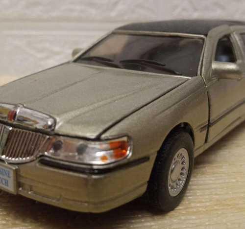 Автомобиль Модель Lincoln Town Car 1:43