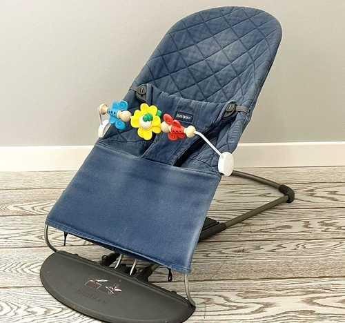 Шезлонг с игрушкой для новорожденных BabyBjorn