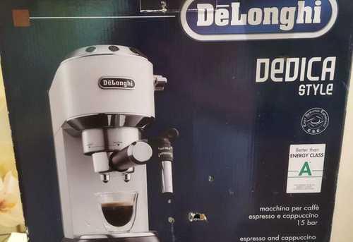 Кофеварка DeLonghi EC685.M, рожковая