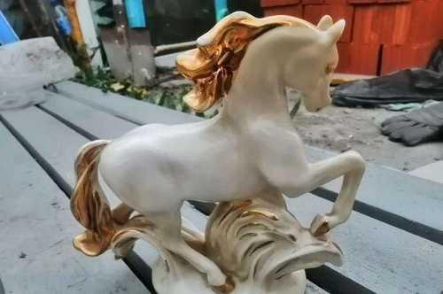 Конь фарфоровый лфз