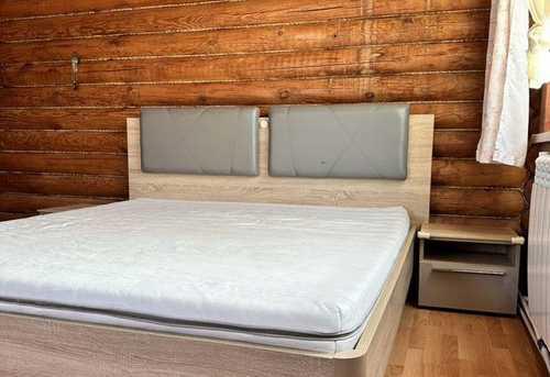 Кровать двухспальная с тумбочками и матрасом