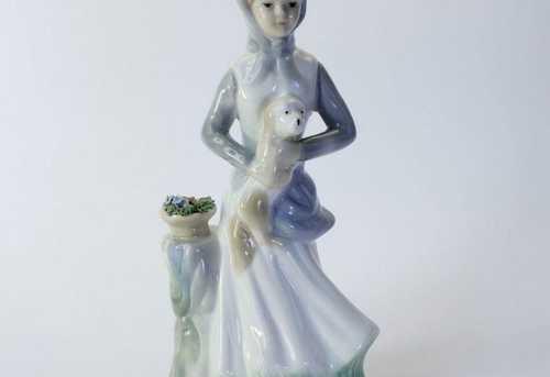 Фарфоровая статуэтка "Девочка с собачкой", 27 см